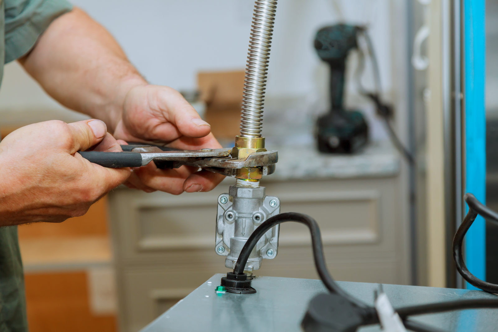 Montaj racord flexibil gaze - Instalator Bucuresti - instalator sanitar ...